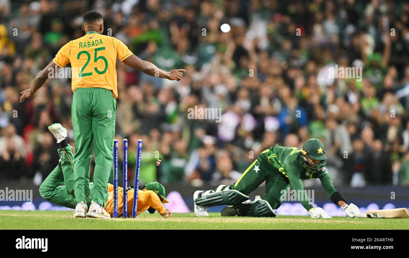 Sydney, Australia. November 03, 2022, Temba Bavuma (C) of South Africa ...