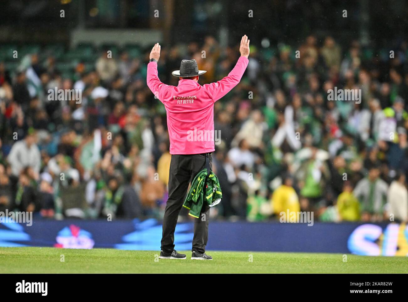 Sydney, Australia. November 03, 2022, Umpire Paul Reiffel signal for ...