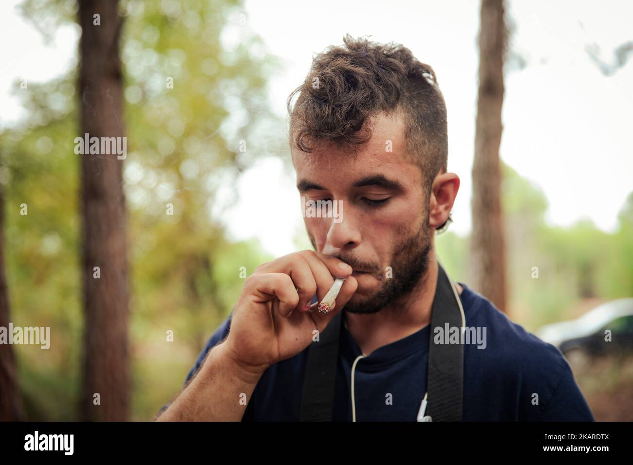 Young adults smoking drinking hi-res stock photography and images - Alamy