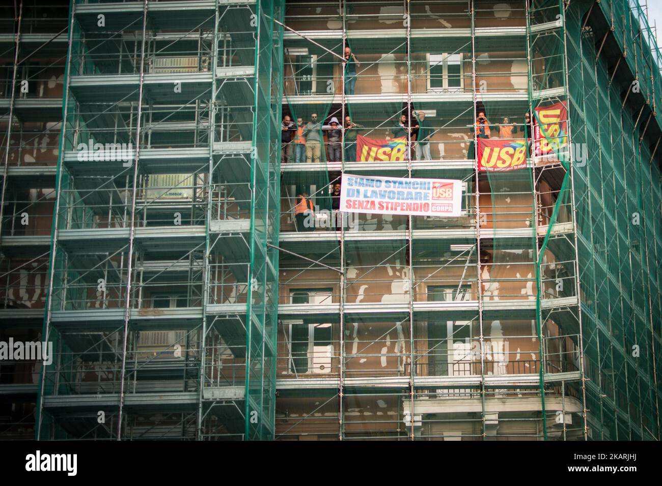Scaffolding workers in italy hi-res stock photography and images - Alamy