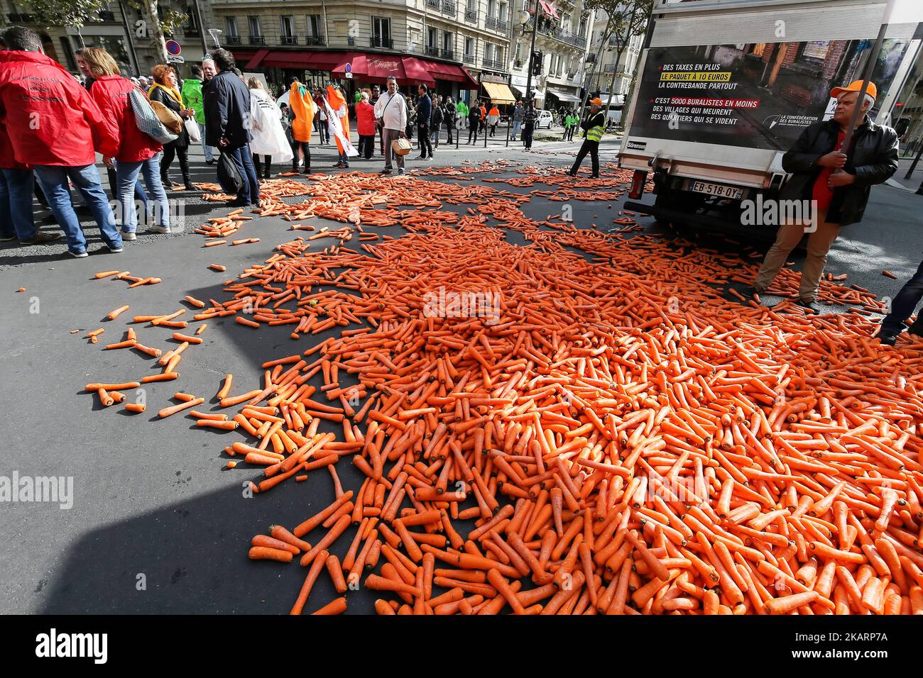 Cigarettes sellers hi-res stock photography and images - Alamy