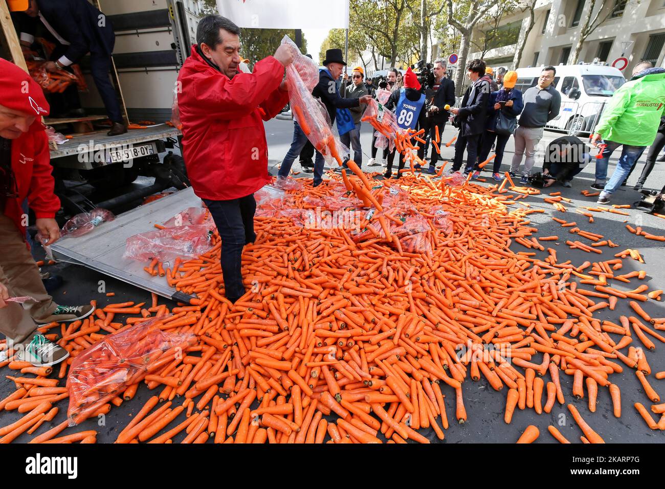 Paris tobacconist hi-res stock photography and images - Alamy