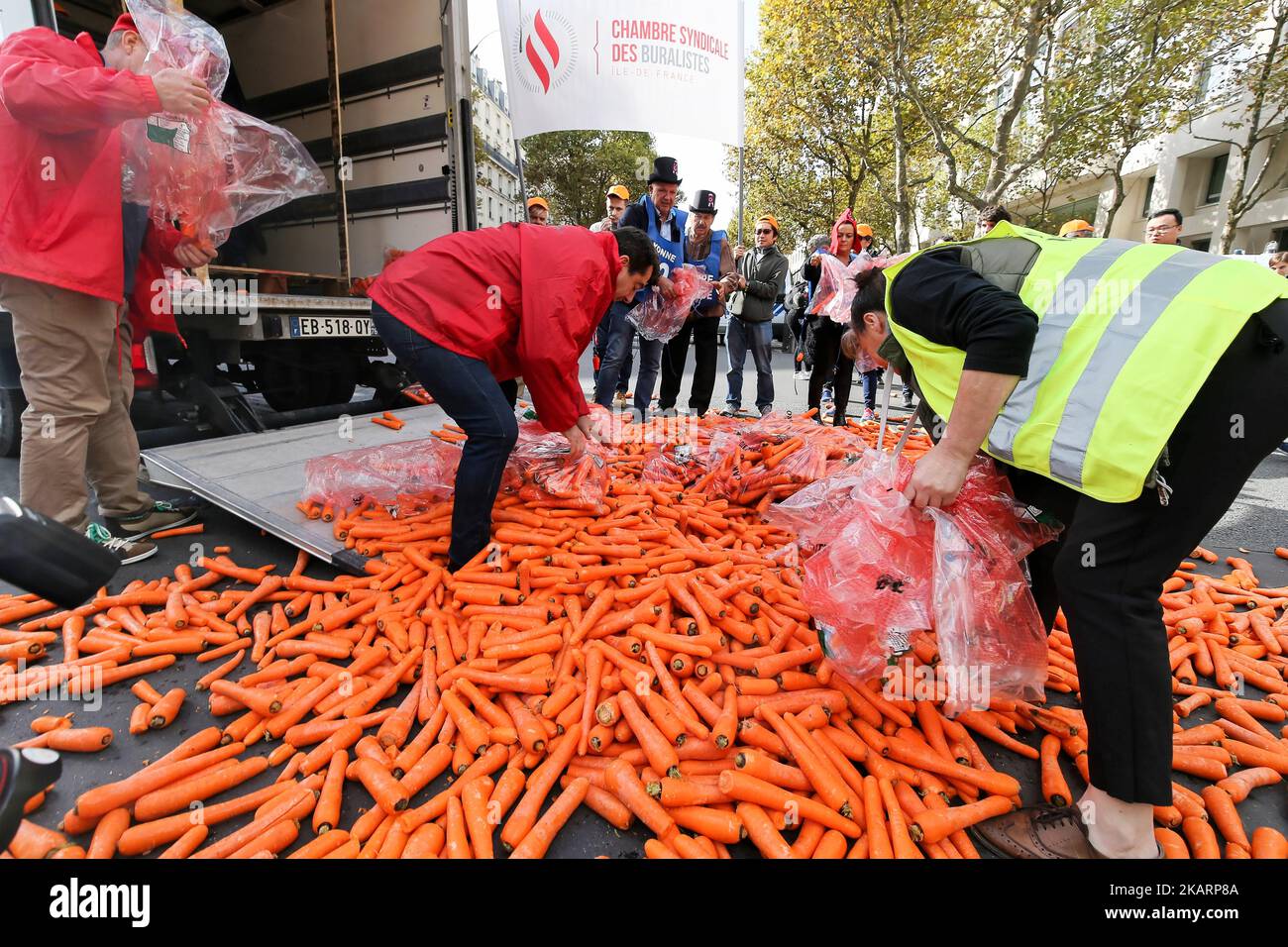 Paris tobacconist hi-res stock photography and images - Alamy