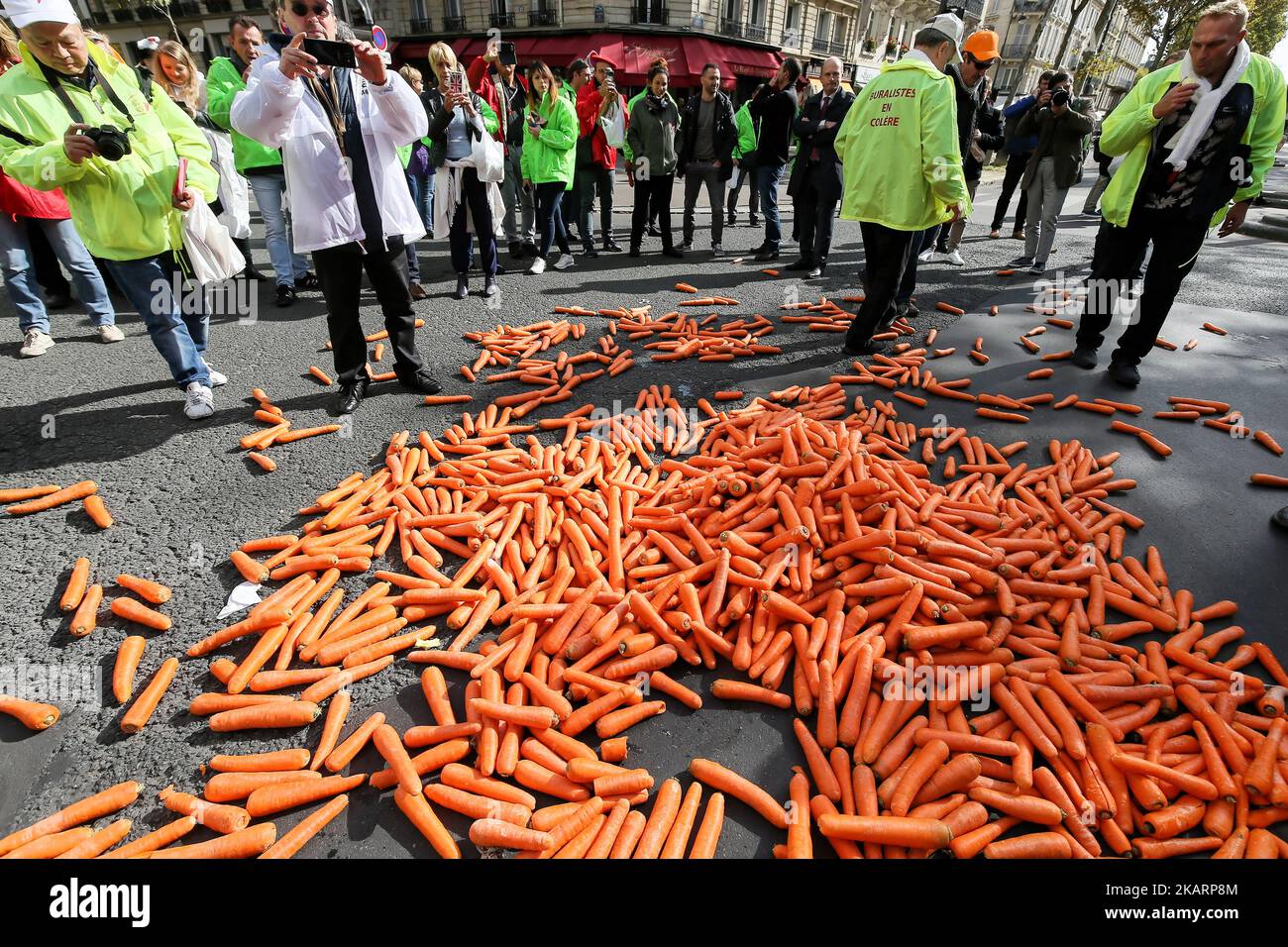 Paris tobacconist hi-res stock photography and images - Alamy
