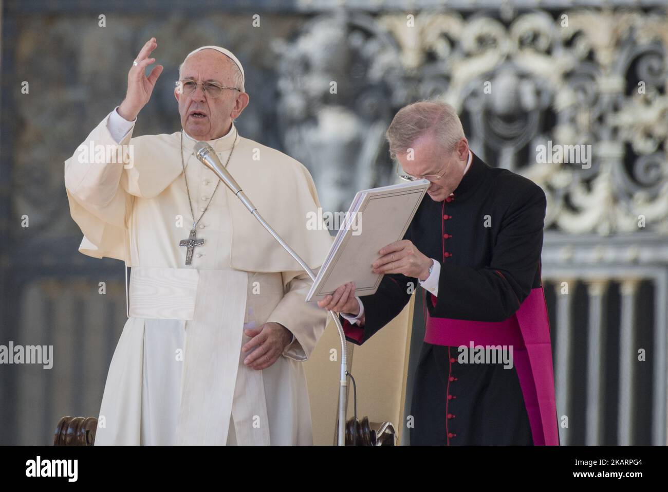 Peter blesses hi-res stock photography and images - Alamy