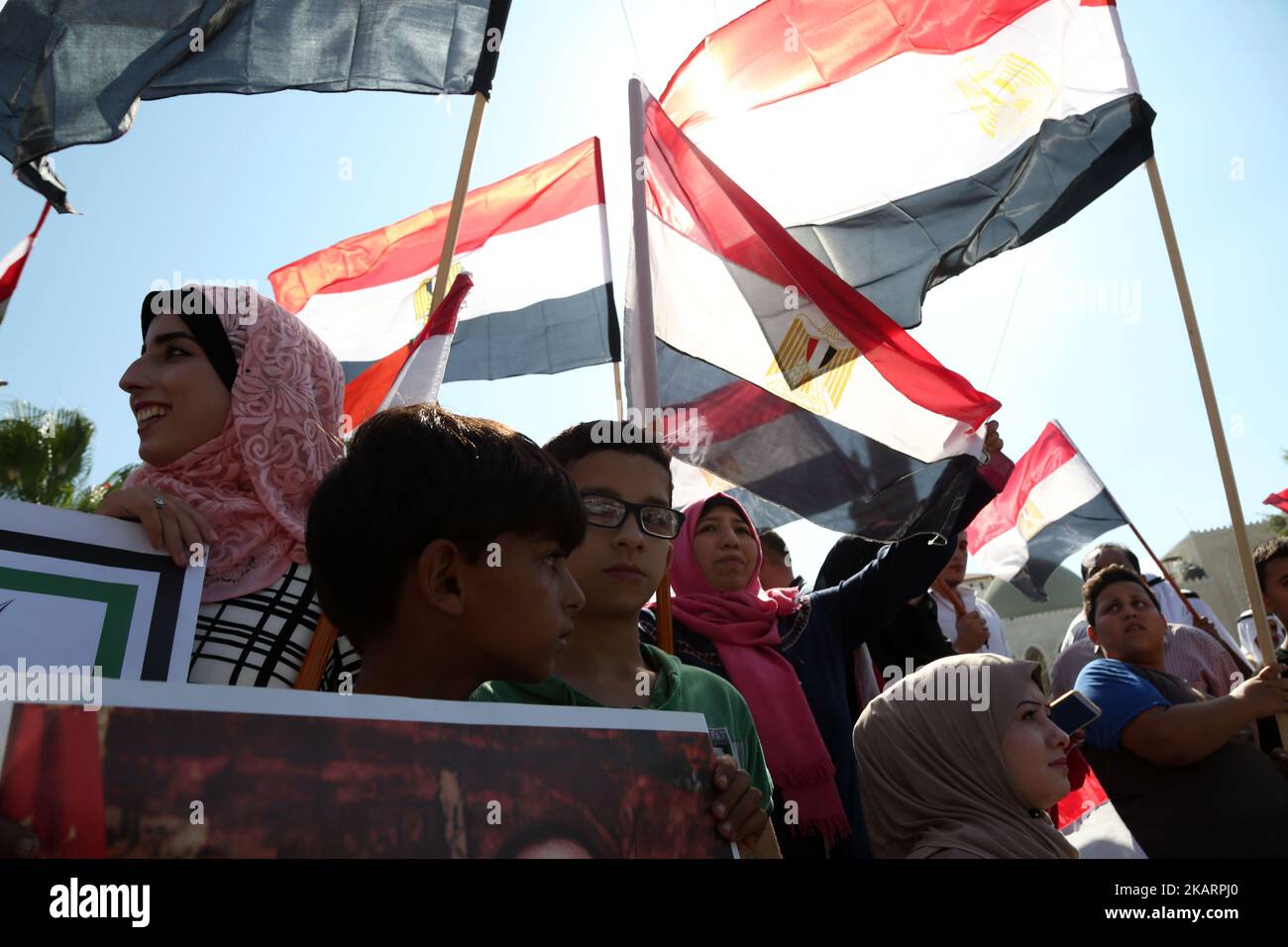 Residents hold pictures of Egyptian President Abdel-Fattah el-Sissi ...