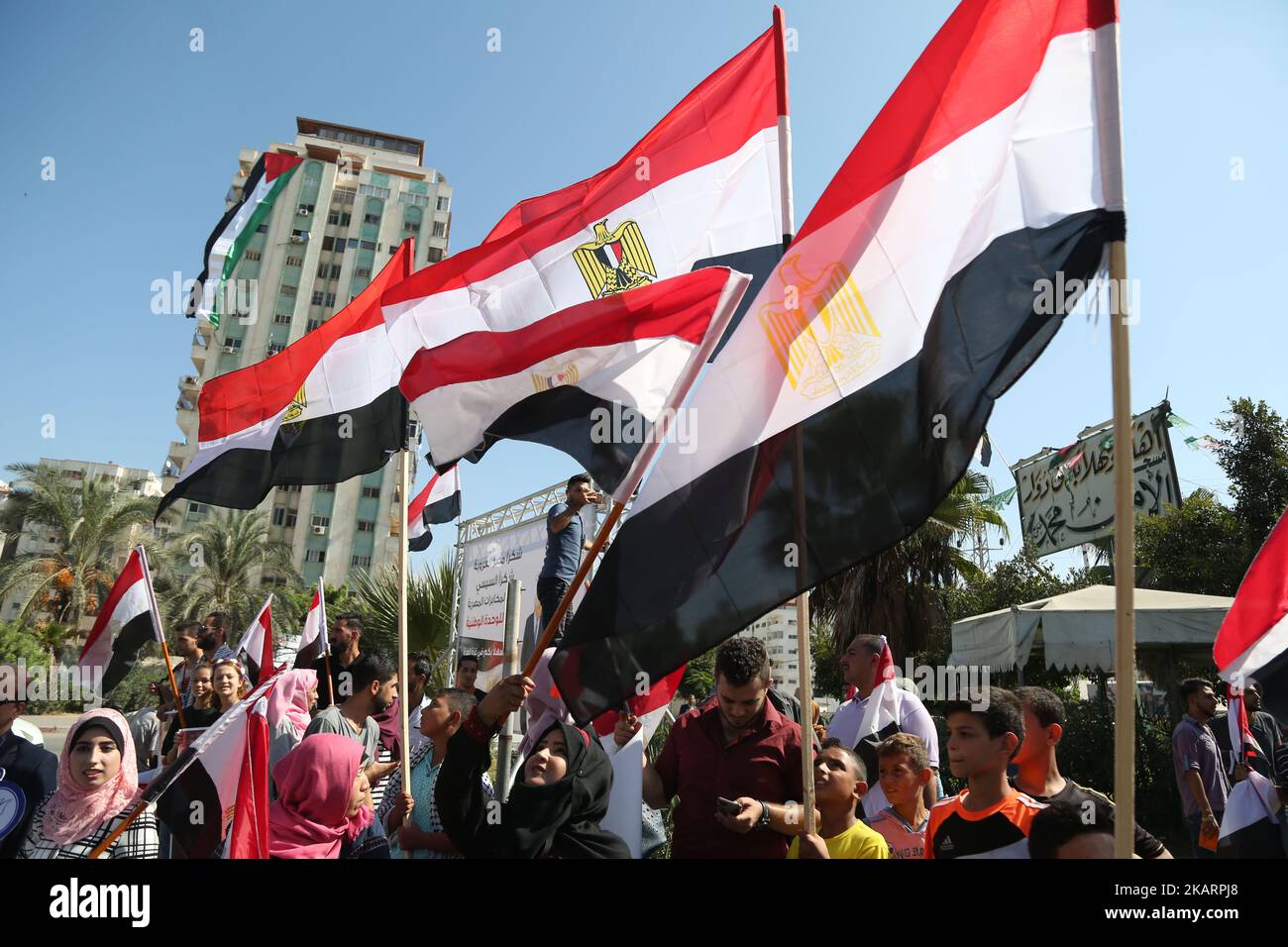 Residents hold pictures of Egyptian President Abdel-Fattah el-Sissi ...