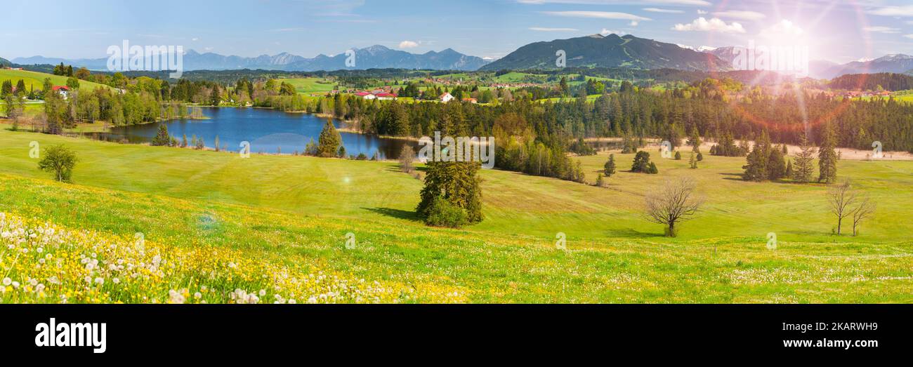 Panorama Landschaft im Allgäu mit See, Gebirge und Sonne Stock Photo ...