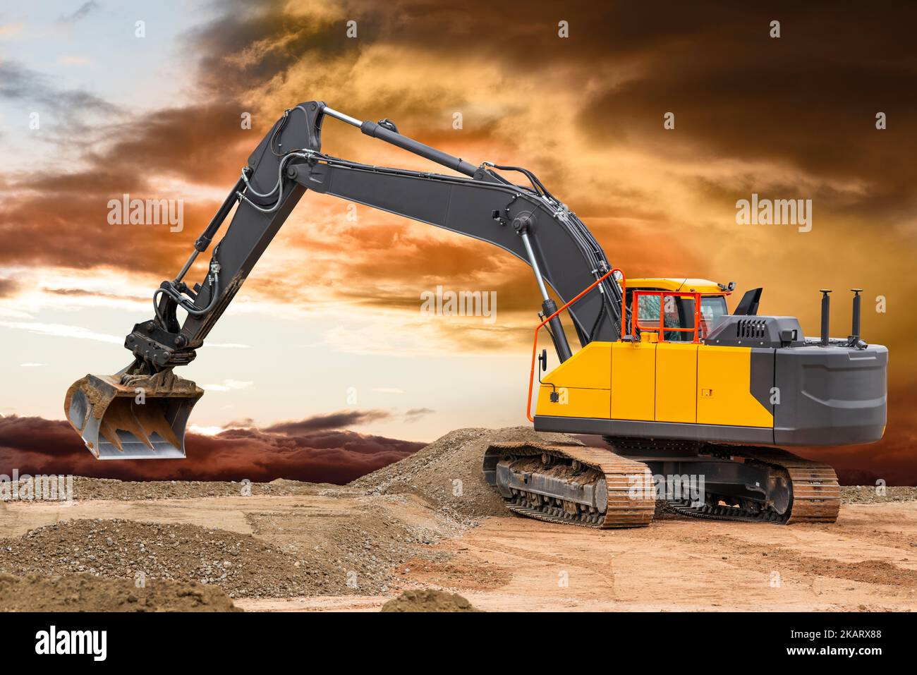 Bagger arbeitet im Tiefbau mit Erdarbeiten auf einer Baustelle Stock ...