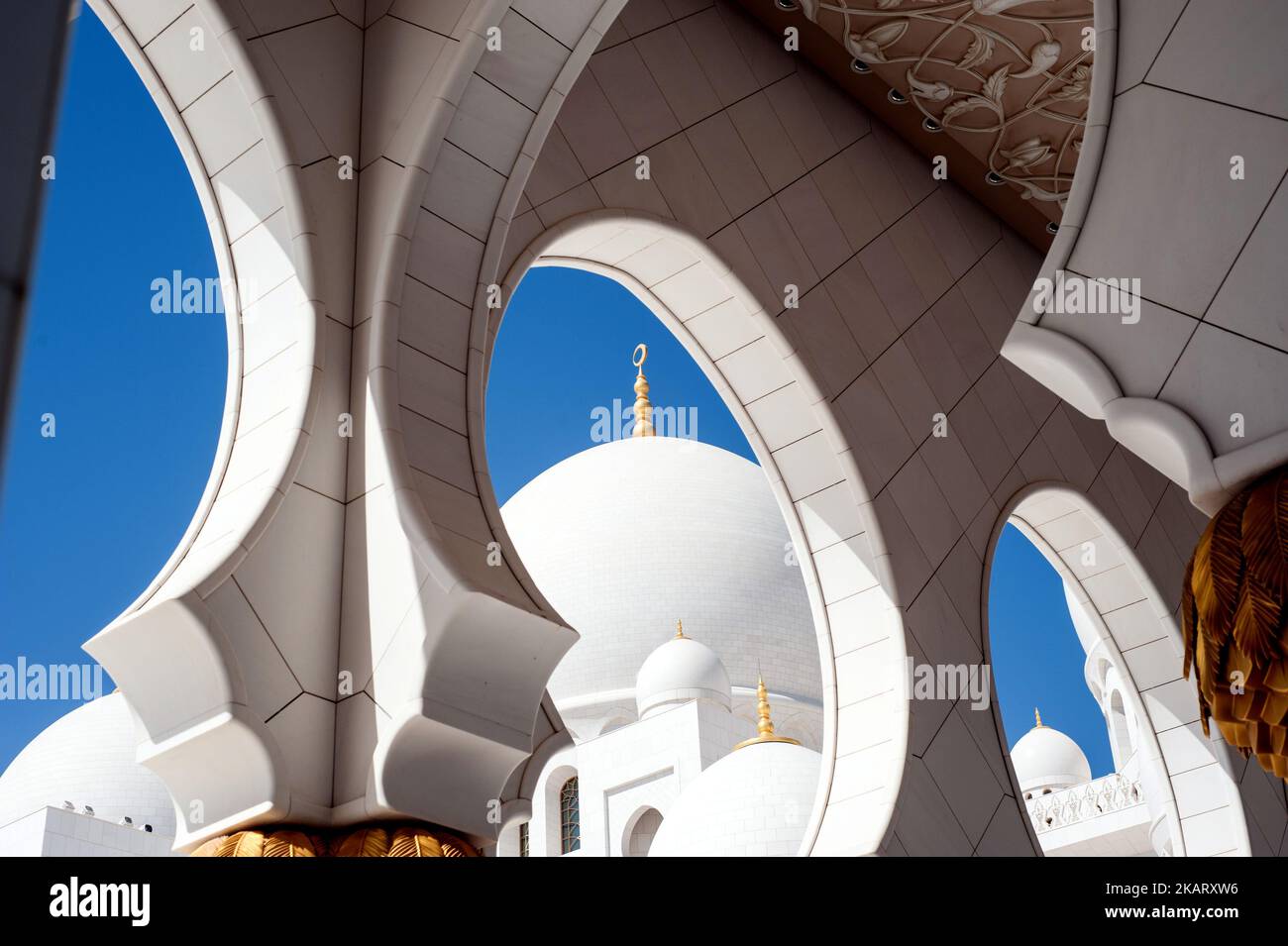 The white domes of Sheikh Zayed Grand Mosque, Abu Dhabi Stock Photo - Alamy