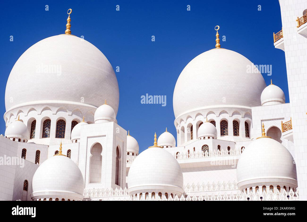 The white domes of Sheikh Zayed Grand Mosque, Abu Dhabi Stock Photo - Alamy