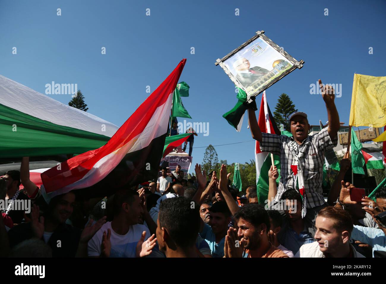 Palestinians celebrate after Hamas said it reached a deal with ...