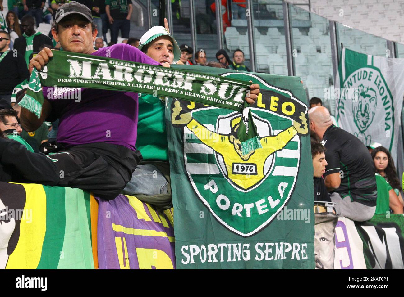 Fans of sporting cp hi-res stock photography and images - Alamy