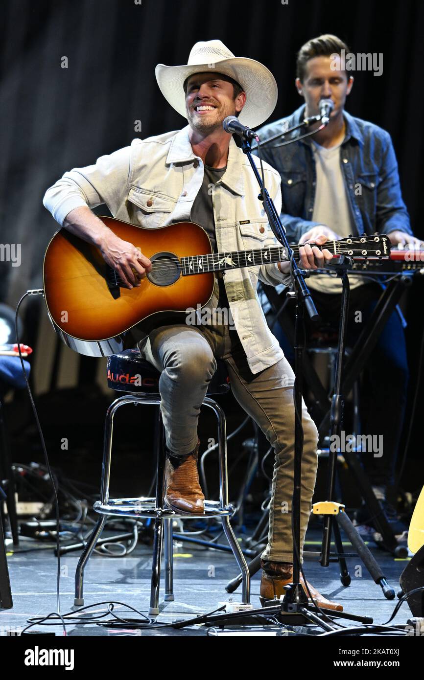 Hollywood FL, USA. 02nd Nov, 2022. Dustin Lynch performs during Audacy ...