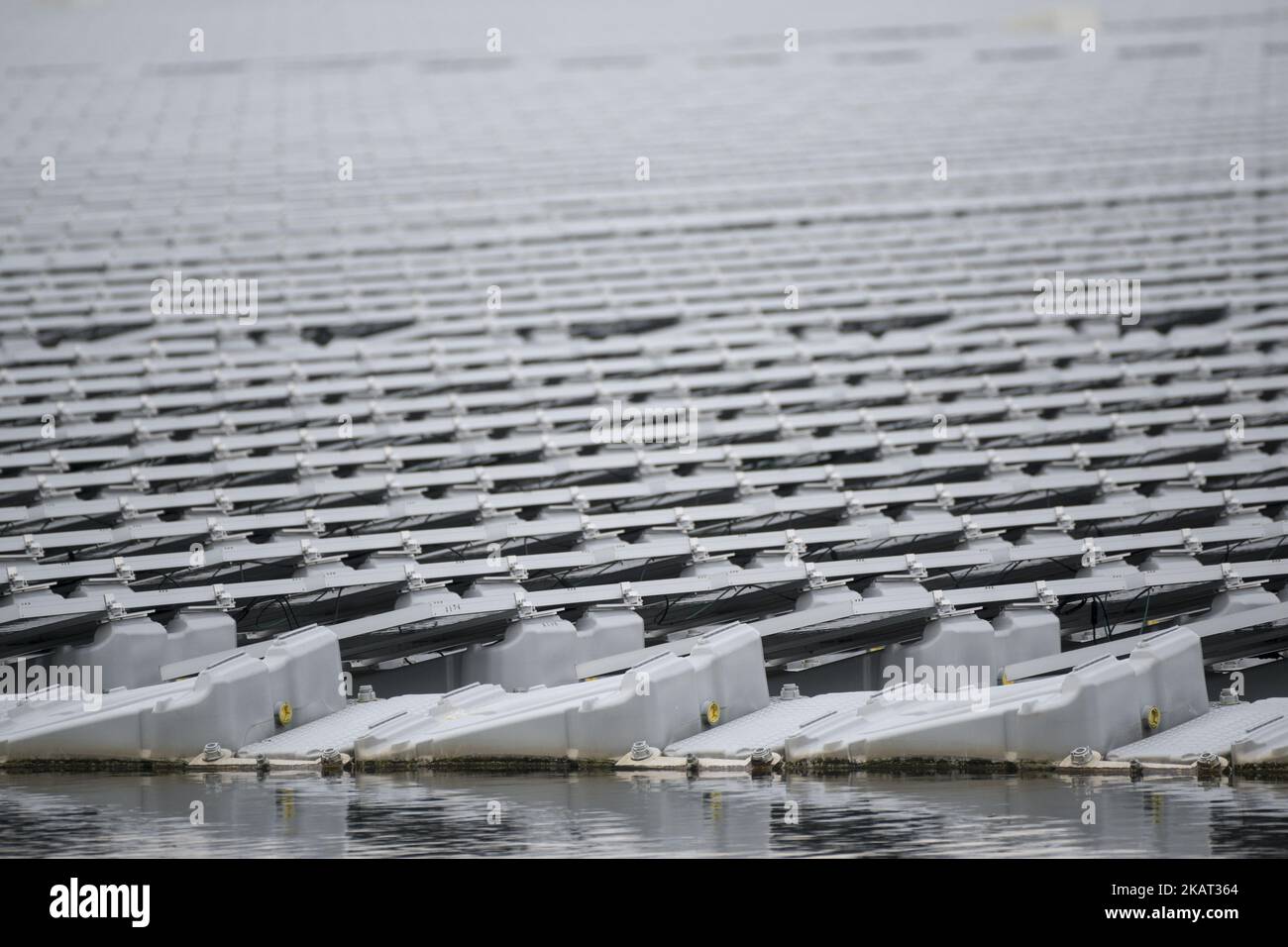 Floating mega-solar power plant using the reservoir of a dam with water ...
