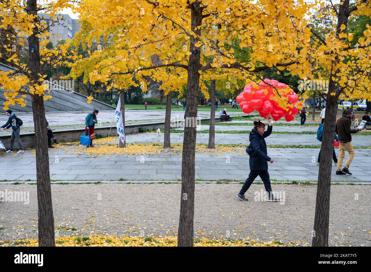 22.10.2022, Berlin, Germany, Europe - Red, heart-shaped balloons with ...