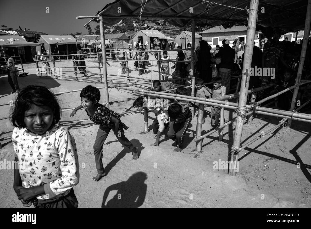 Rohingya refugees children running to get food from distribution point ...