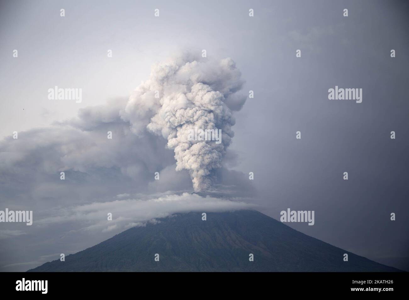 Citizens evacuate and brace for the Mount Agung eruption in Bali ...