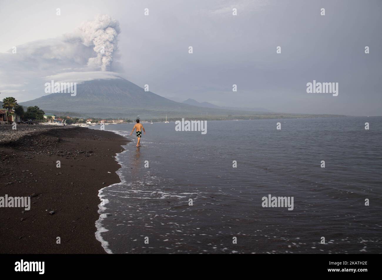 Citizens evacuate and brace for the Mount Agung eruption in Bali ...
