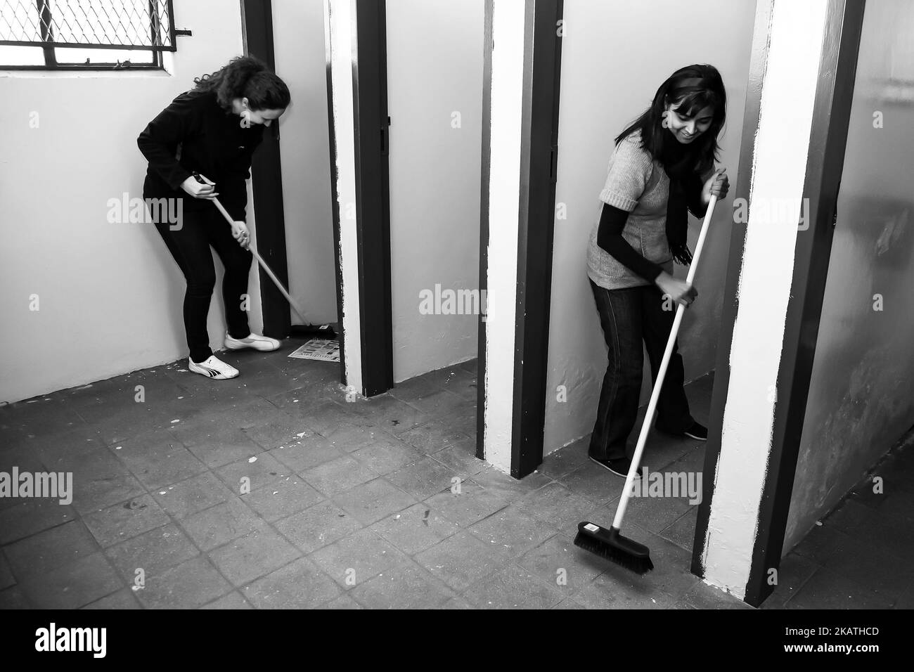 Africa volunteer Black and White Stock Photos & Images - Alamy