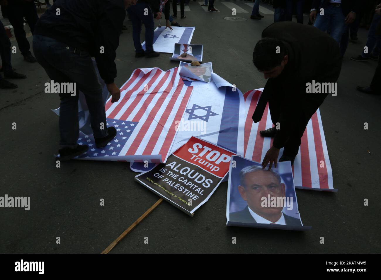 Palestinian protesters burn the US and Israeli flags in Gaza City on ...