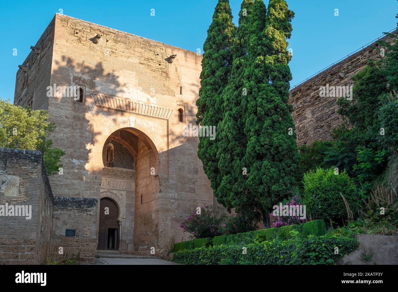 Puerta de la justicia en la muralla exterior de la Alhambra en Granada ...