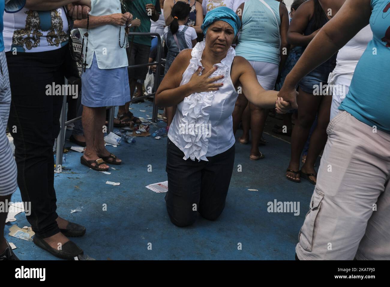 A woman walks under her knees to pay a promise to the Immaculate ...