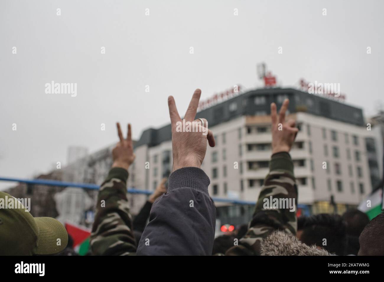 Protesters in the crowd pro palestine groups including the Jewish anti ...