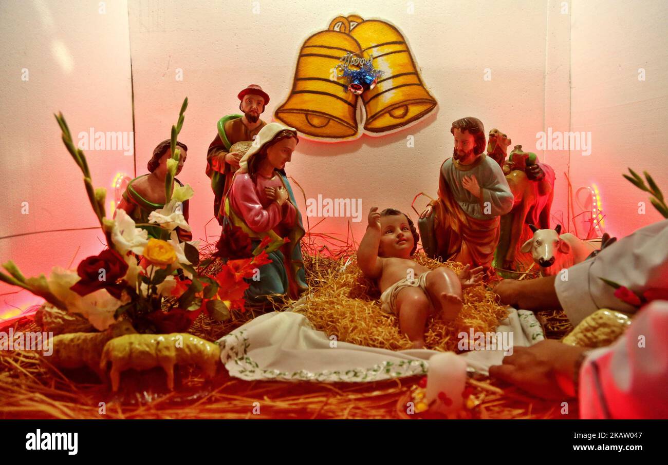 Installing a manger hi-res stock photography and images - Alamy