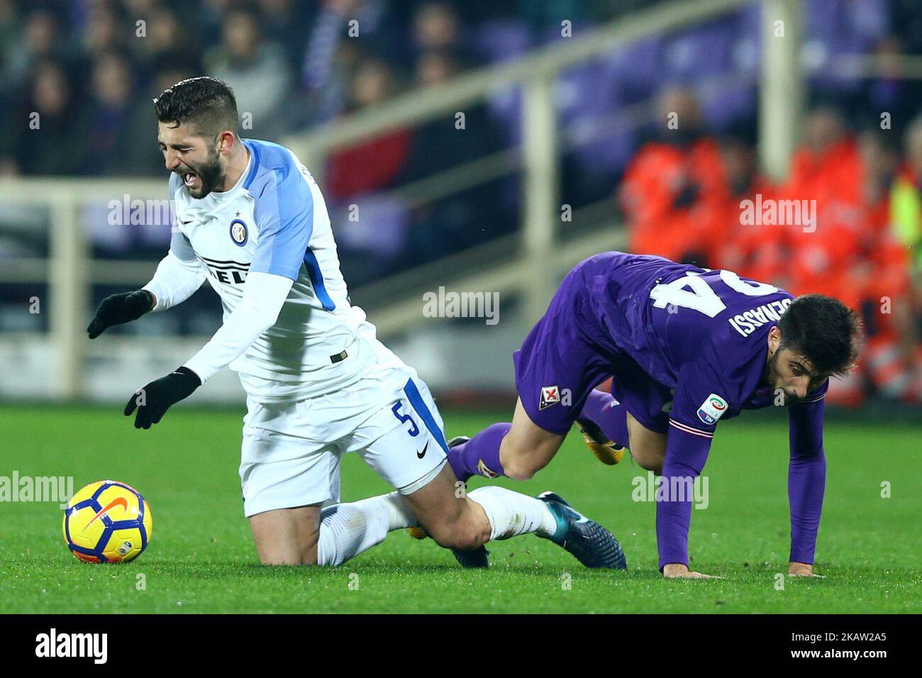 Roberto Gagliardini of Internazionale and Marco Benassi of Fiorentina ...