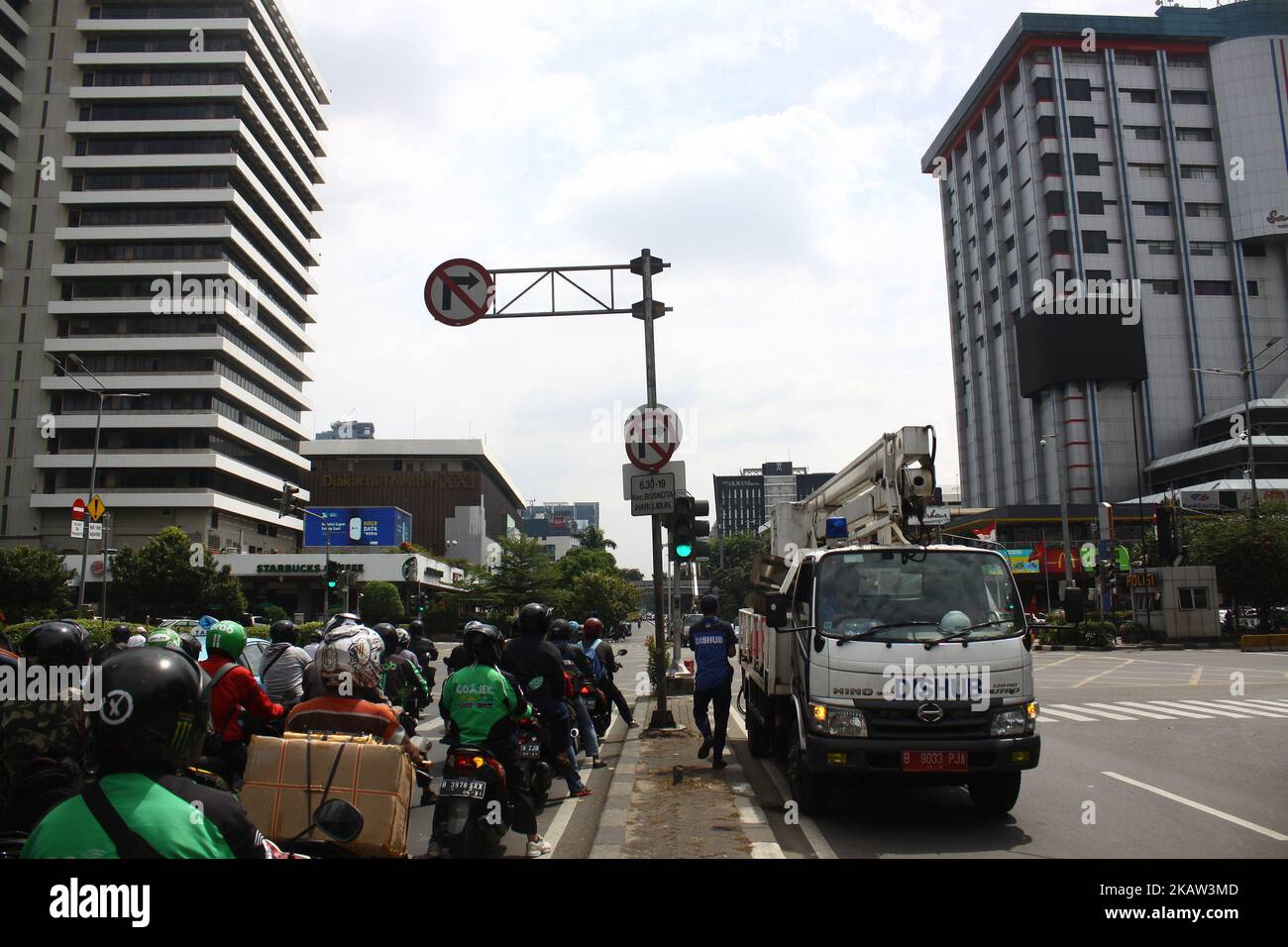 Jakarta Transportation Department officers dismantle traffic signs that ...