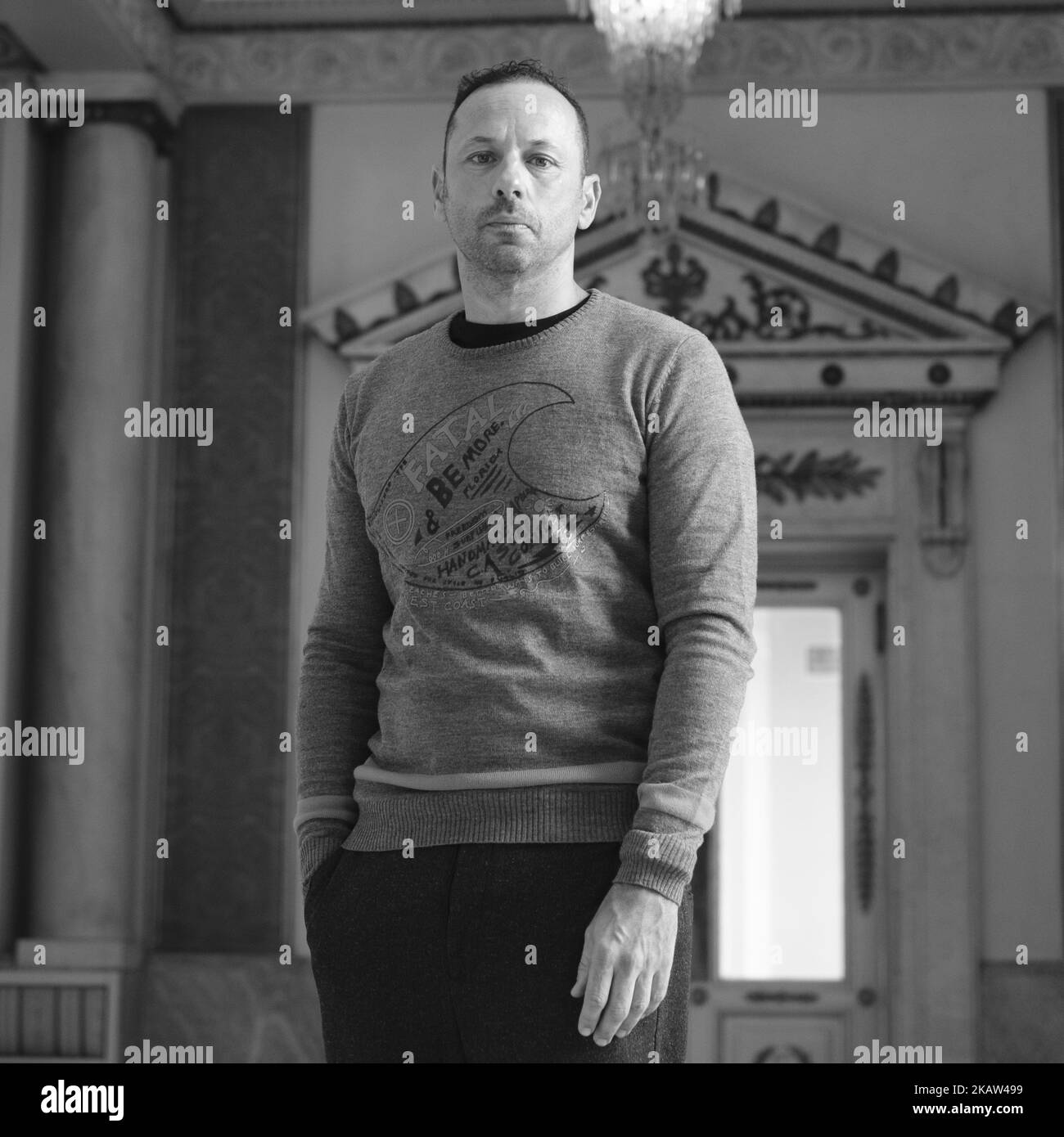 Show apple Black and White Stock Photos & Images - Alamy