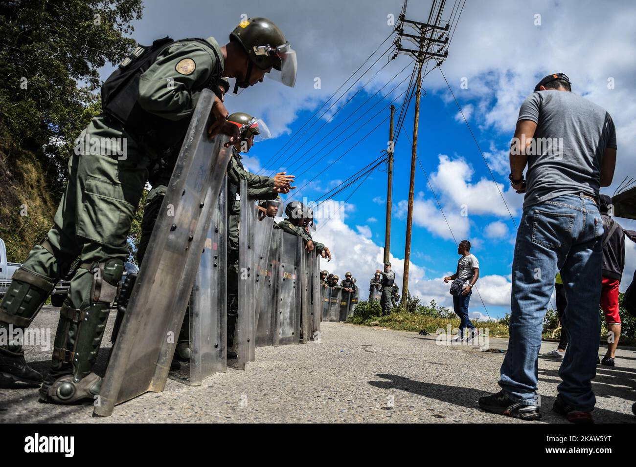 Venezuelan national police officers hi-res stock photography and images ...