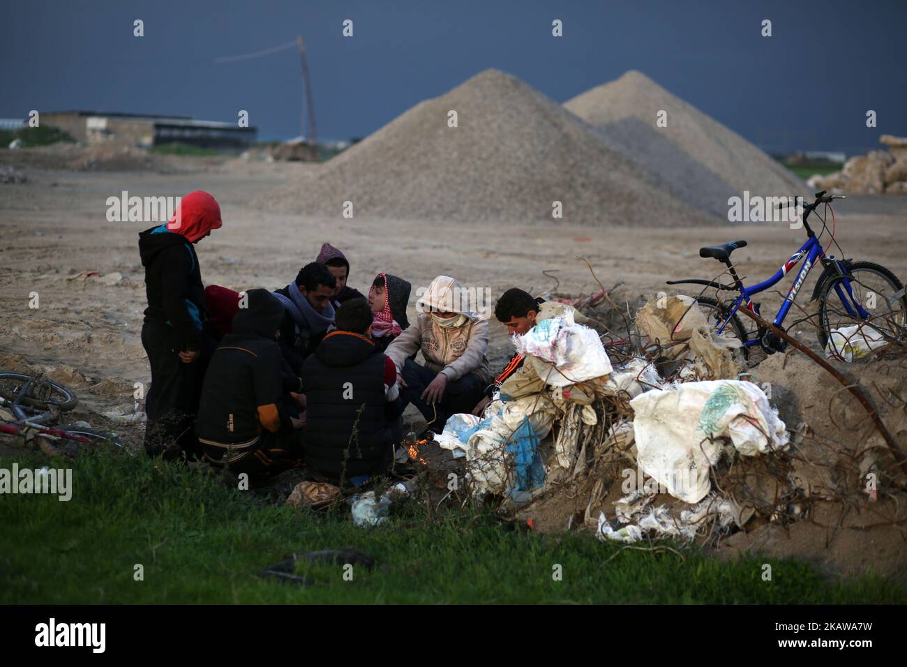 Huddle around the fire hi-res stock photography and images - Alamy
