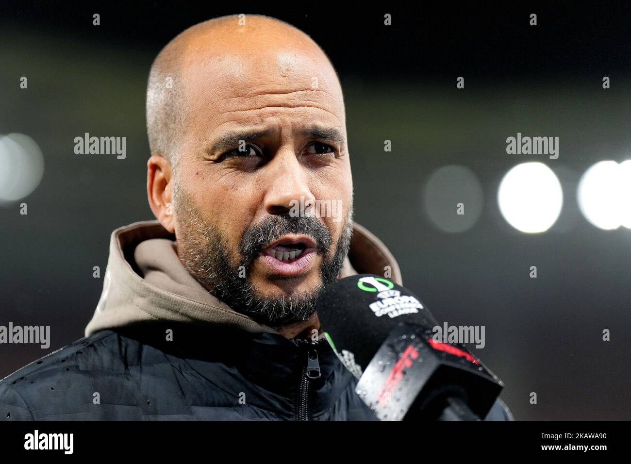 Group stage shaved head hi-res stock photography and images - Alamy