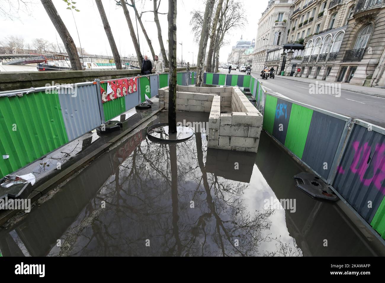 Water flooding manhole hi-res stock photography and images - Alamy