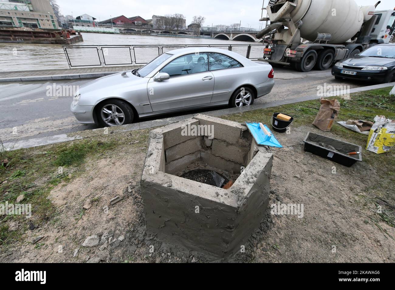 Water flooding manhole hi-res stock photography and images - Alamy