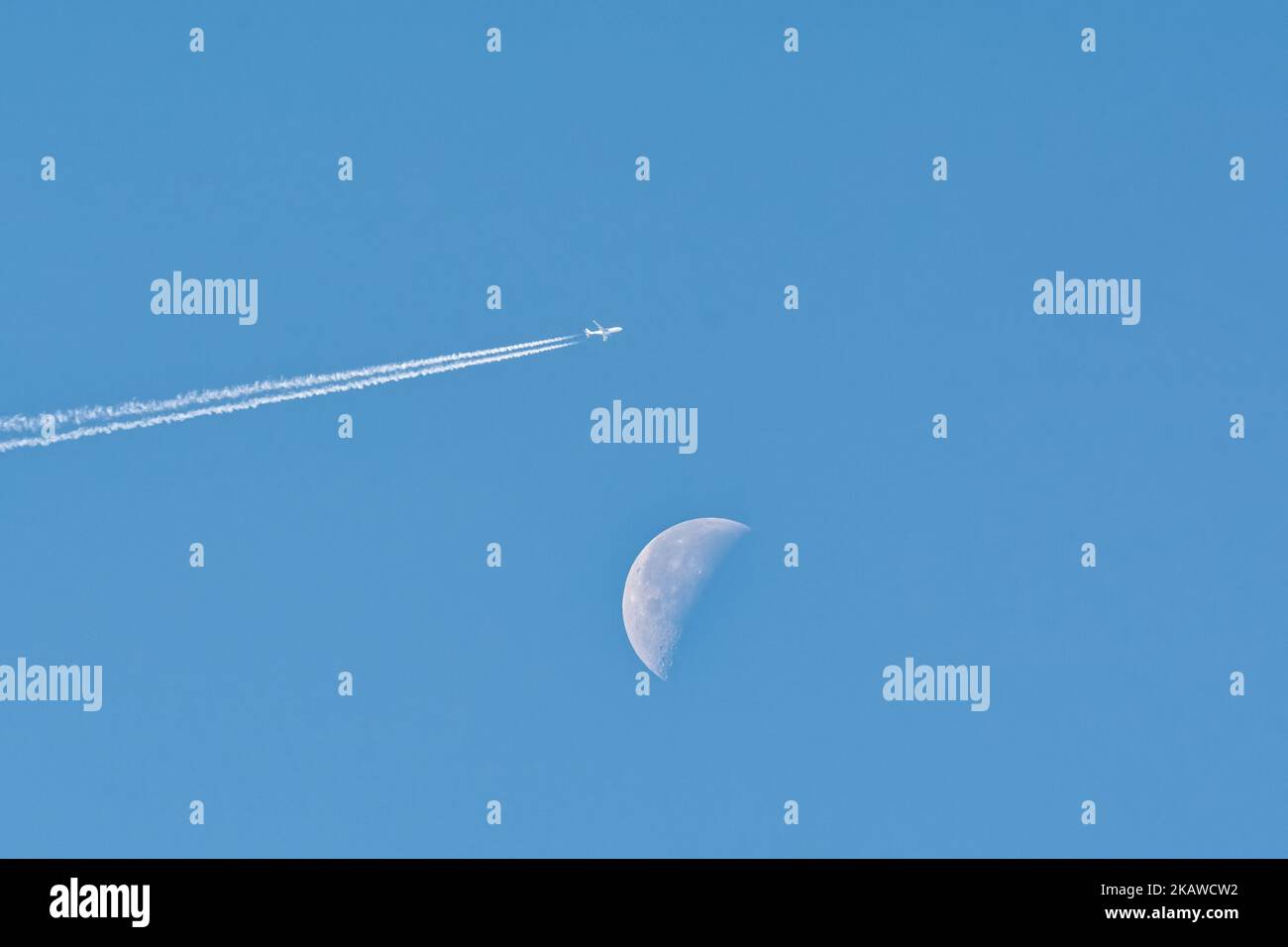 Jet aircraft contrail hi-res stock photography and images - Alamy