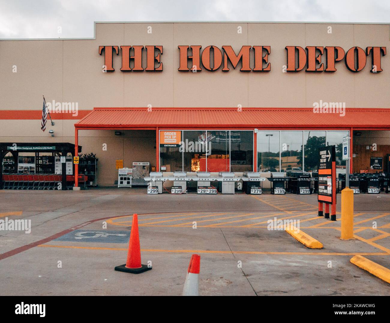 An exterior view of the front view of the Home Depot building in ...