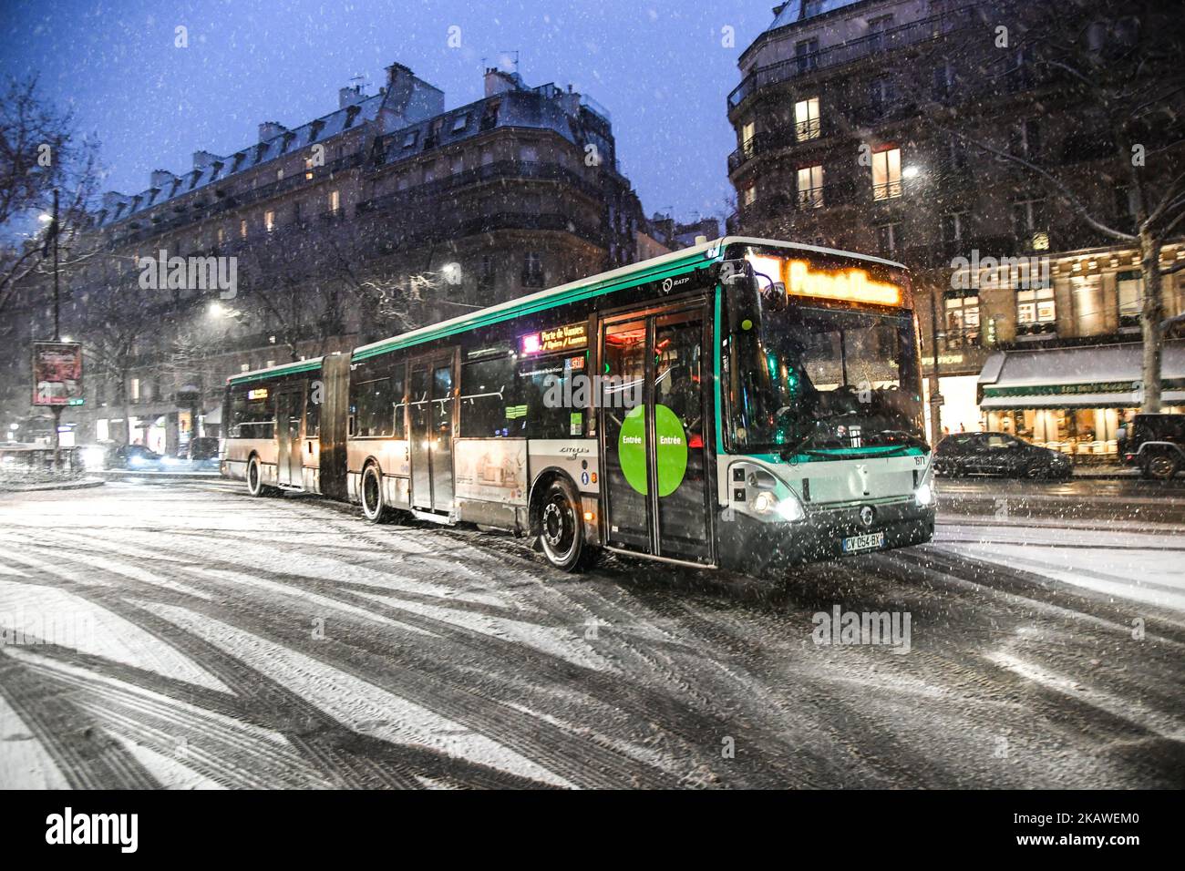 Paris france winter snow storm hi-res stock photography and images - Alamy