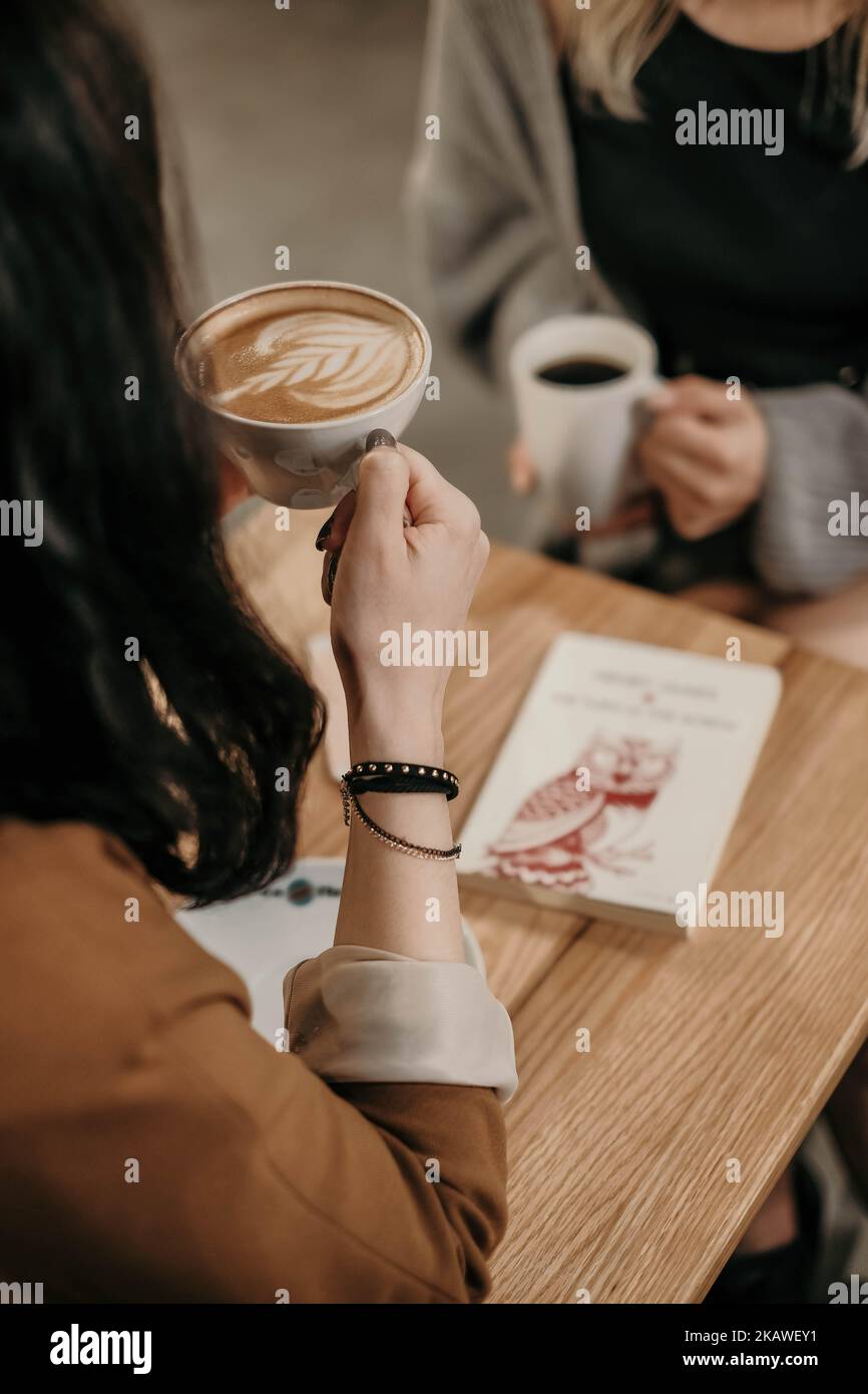People chatting around a table hi-res stock photography and images - Alamy