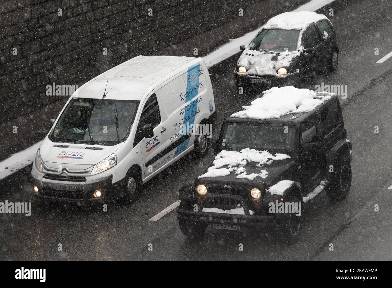 Snow falling again in Paris, France, on 9 February 2018, disturbing ...
