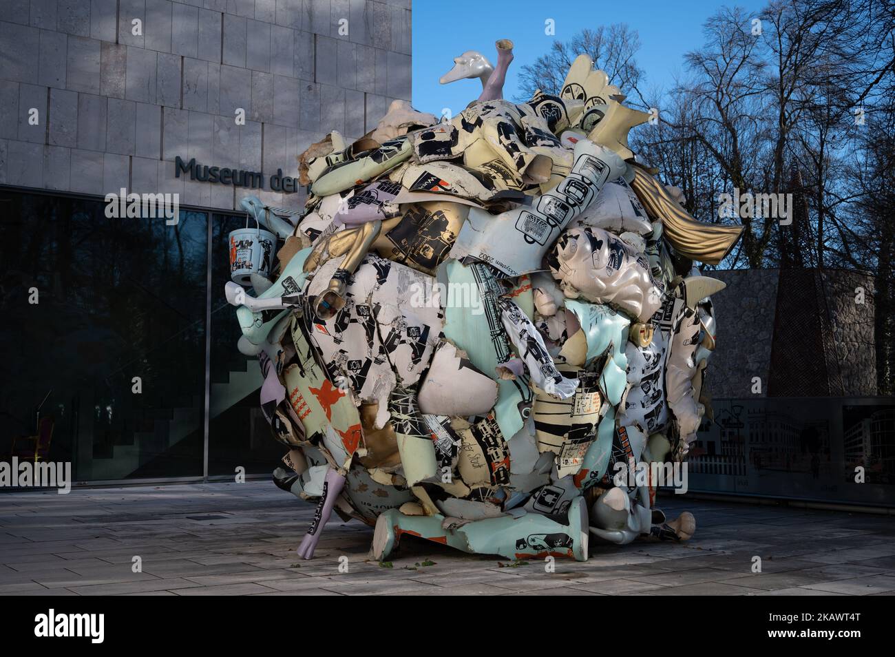 Trash art museum hi-res stock photography and images - Alamy
