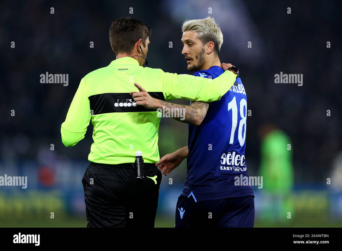 Luis Alberto of Lazio talking with the referee Rocchi during the TIM ...