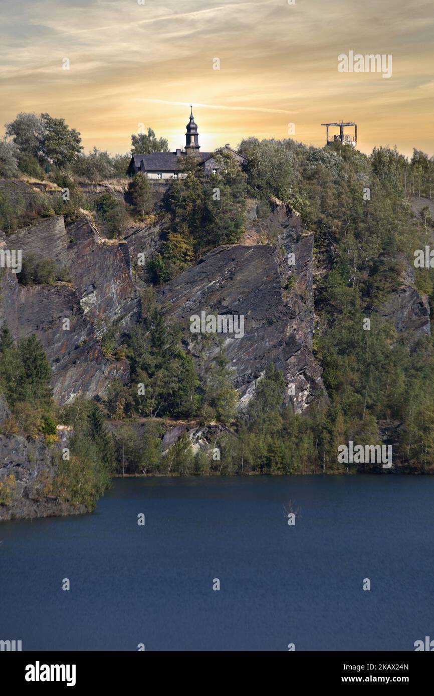 Beautiful Kiesslichburch with buildings around Thuringian Slate Park ...