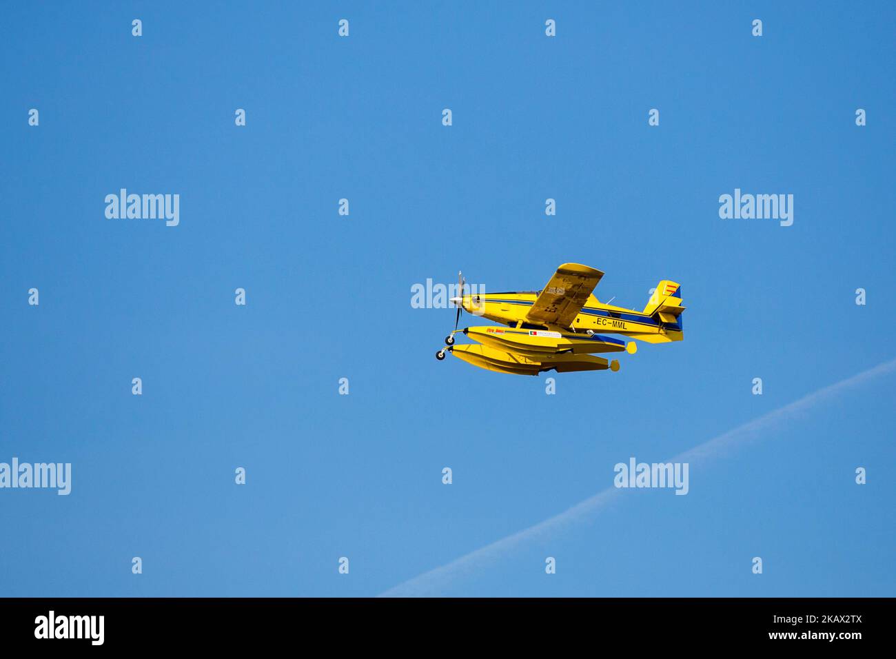 Yellow airplane flying in sky hi-res stock photography and images - Alamy