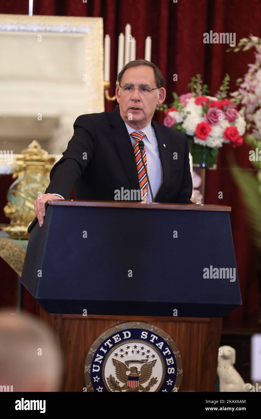 Sen speaking hi-res stock photography and images - Alamy