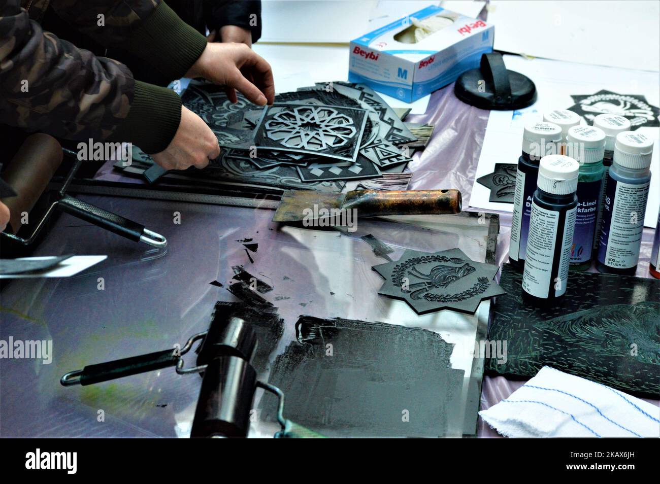 A printmaking performance by Kirikkale University Faculty of Fine Arts ...