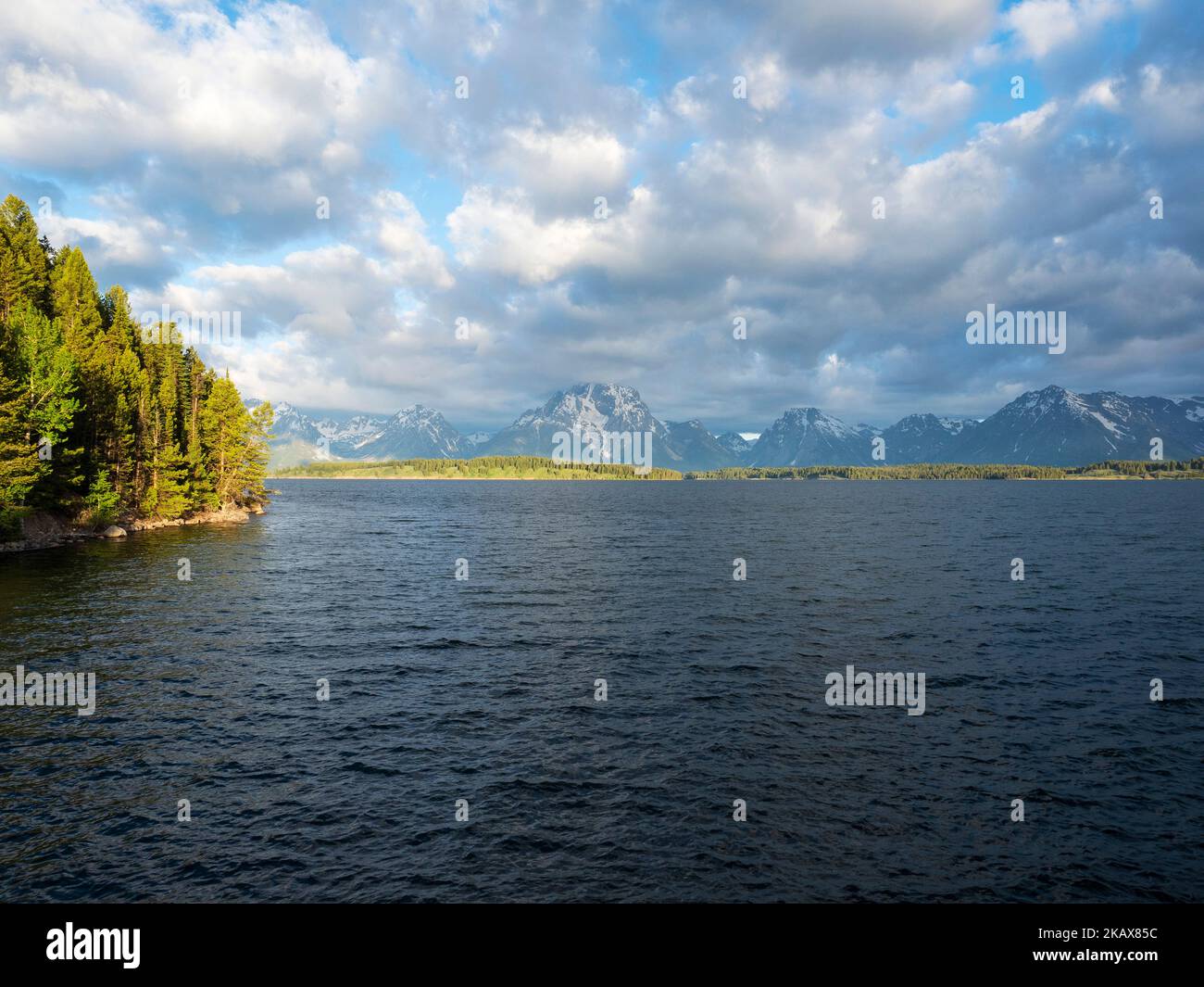 Looking across Jackson Lake to the Teton Mountain Range, Grand Teton ...
