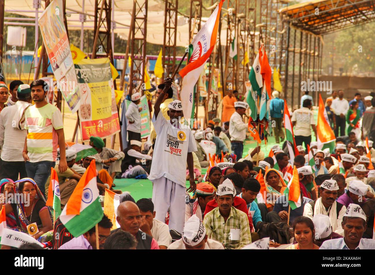Farmers and supporters of social activist Anna Hazare during a fasting ...